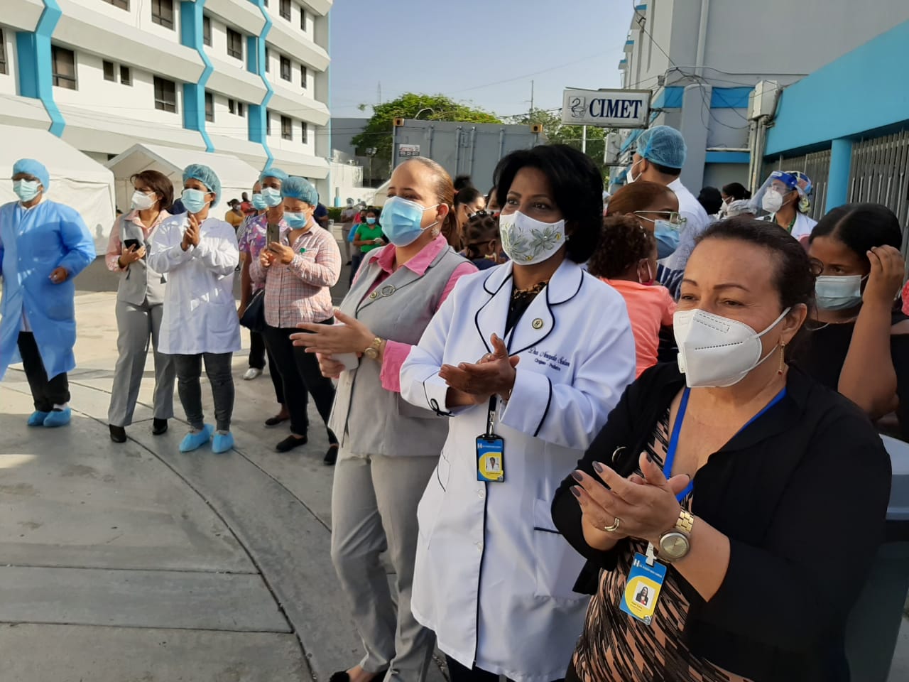 Músico lleva alegría al hospital Robert Reid Cabral en medio de la ...